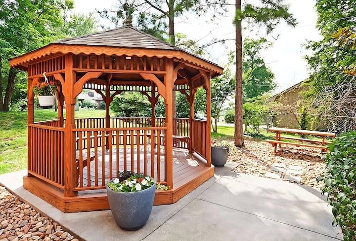 Excellent Pick! Pets Allowed, W/ Free Parking! - Knoxville, TN