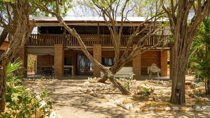 Casa Rústica Frente Al Mar Cubierta De áRboles - Nicaragua