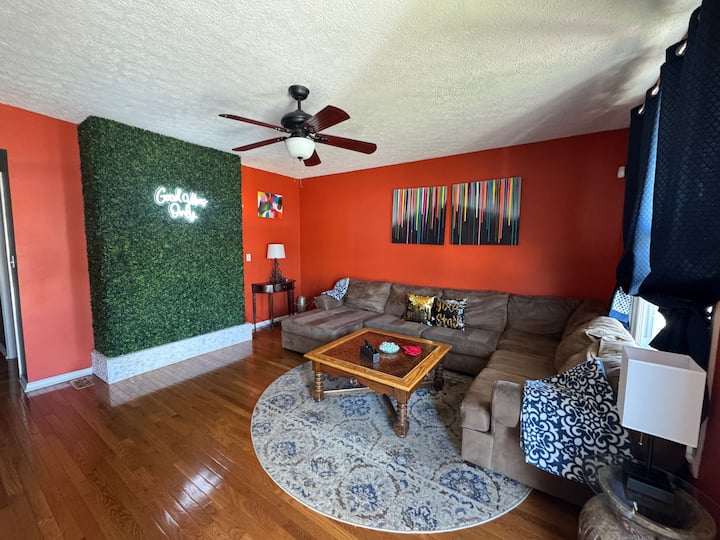 Convenient To Churchill Downs! Sleeps 10 Guests! - Louisville, KY