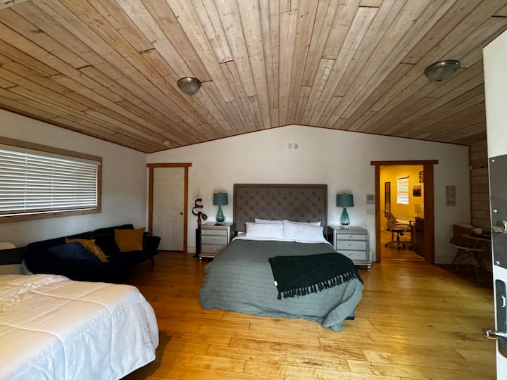 Prívate Bathoom Six Flags Get Away Dog Friendly - Santa Clarita, CA