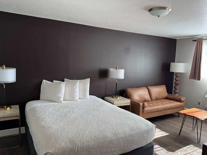 Strike Gold In Modern Comfort - Baker City