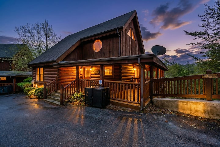 Smokies Escape - Mountain Cabin, Hot Tub & Pools - Pigeon Forge, TN
