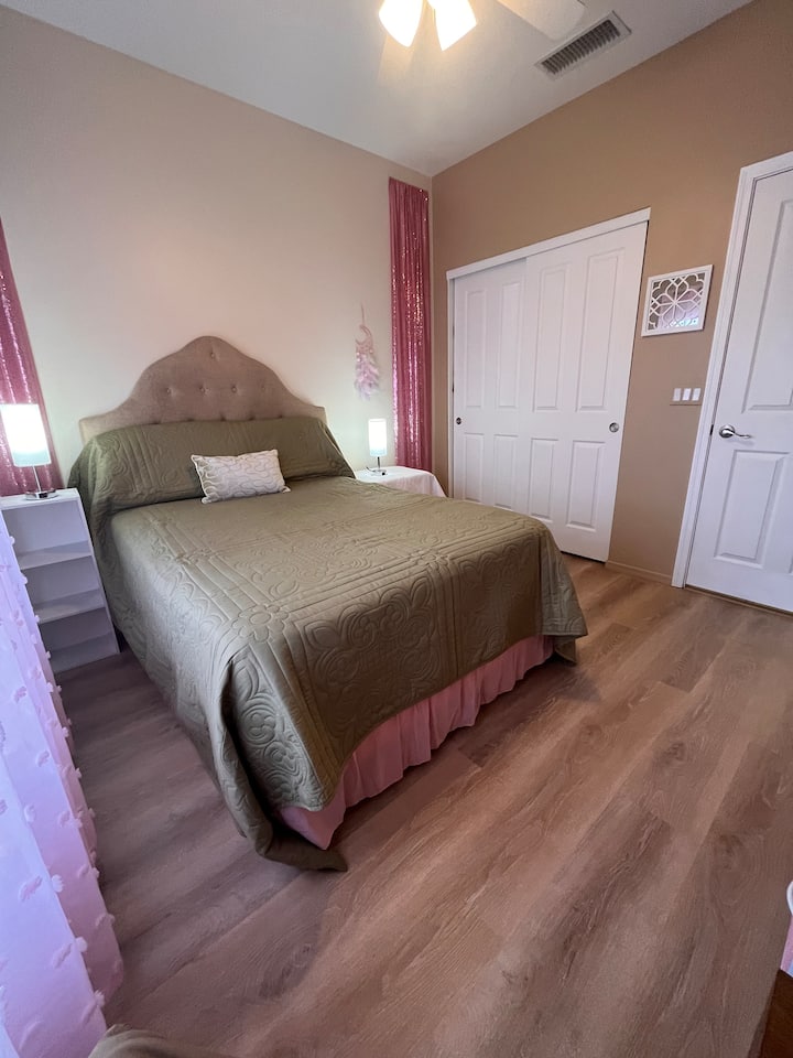 Pink Room With Private Bath - Cottonwood, AZ