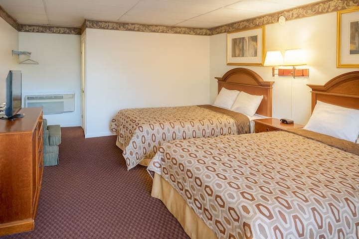 Two Units, Minutes To Giant Center! Pool & Parking - Hershey, PA