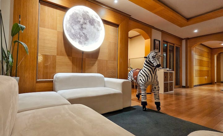 외국인전용 [퀸침대 +슈퍼싱글 7개] 합정&홍대 / 13명 독채 / 엘리베이터 / 무료주차 - Seoul