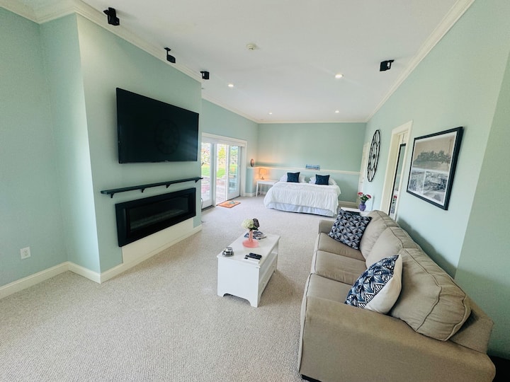 Cozy Coastal Apt W/ Ocean View Patio & Fireplace - Hull, MA