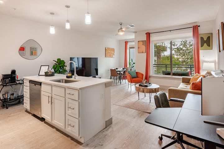 Riverwalk View Luxury Condo*free Parking*pet Haven - San Antonio, TX