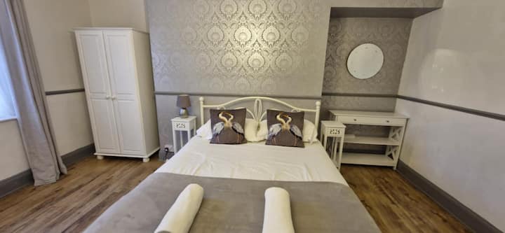 Lilyrose King-size Room Best Location In Whitby - Whitby