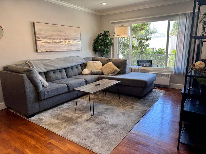 West Hollywood Cutie W/ Private Parking - Laurel Canyon - Los Angeles