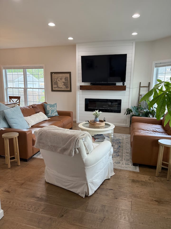 The Love Shack - Walk To Beach! 4br W/deck & Views - Newport