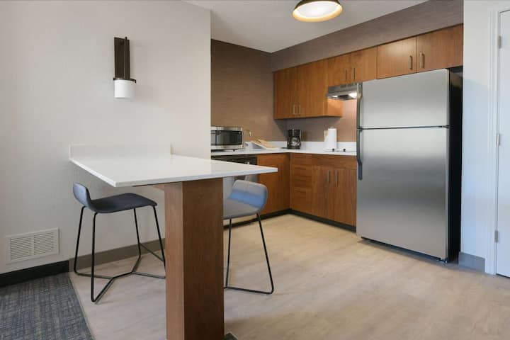 Great Amenities! Full Kitchen, Pool, Free Parking! - Fort Worth, TX