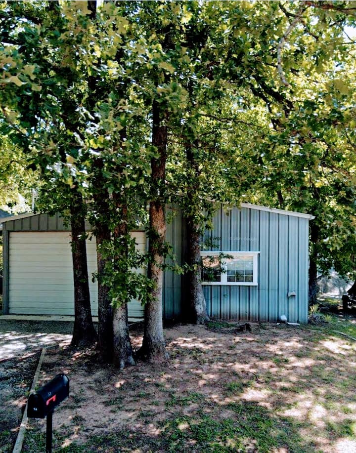 Shoreline Barndominium Close To Lake Pets Friendly - Pottsboro, TX