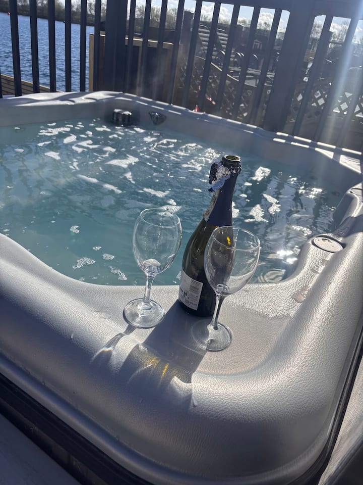 Lakeside Retreat -Agh Hot Tub Breaks @ Tattershall - Lincolnshire