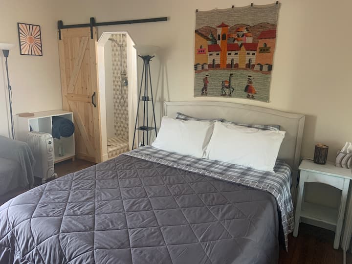 Qn Bed, Private Entry, Ensuite: Pit Stop By I-80 - Vallejo, CA