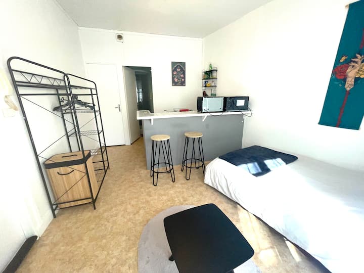 Studio Meublé En Centre-ville De Saint Junien - Saint-Junien