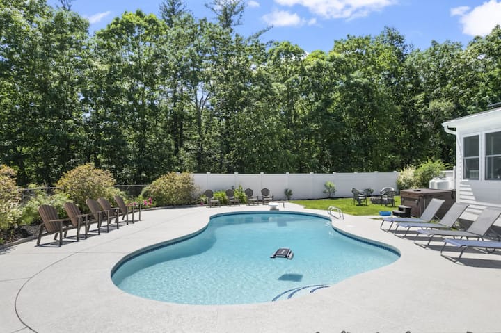 Maine Pondfront Home Sleeps 22 - Pool & Hot Tub - Sanford, ME