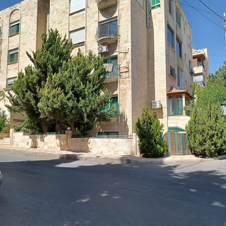 Private Entrance Apartment In Central Shmesani - Amman