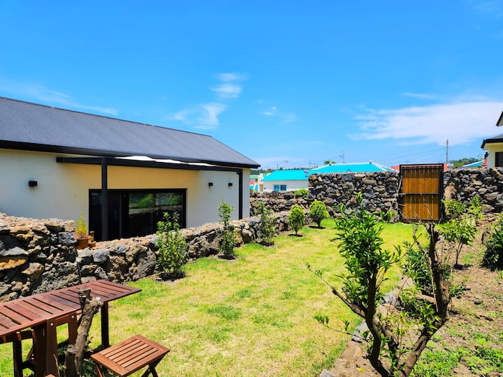 자미자미ㅣ만화다락방•독채•잔디마당•돌담발코니•납읍리 마을안에서 힐링ㅣ천혜향By자미자미스테이 - Jeju-si