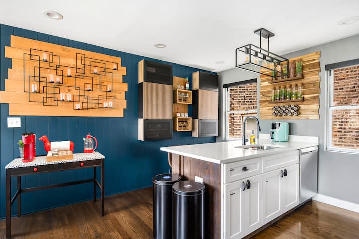 Stylish Heart Of Chicago Oasis (Patio+parking) - Chicago, IL