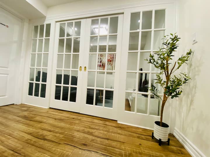 Basement Suite With Home Theatre - オシャワ