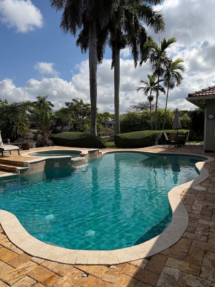 Waterfront Home 3/3.5 Resort Style-heated Pool* - Kendall, FL
