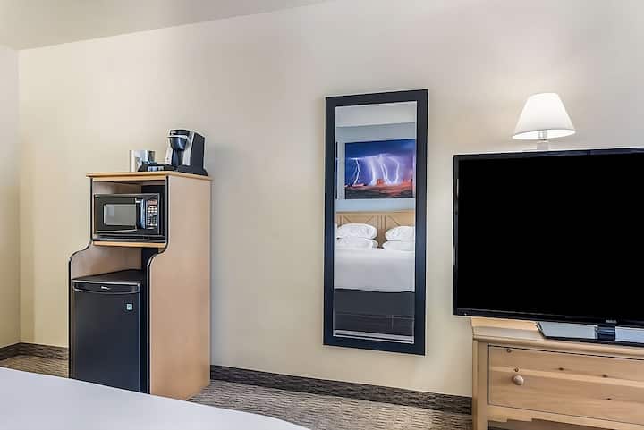 Pet-friendly Property! Free Parking, Outdoor Pool! - Goodyear, AZ