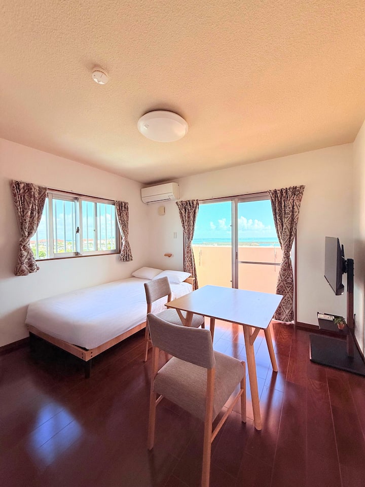 市街地まで徒歩10分/港の前のピンクのアパート最上階【kawada House402】 - 이시가키시