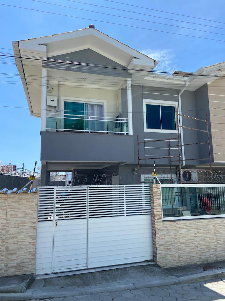 Casa A 800 M. Da Praia. No Centrinho Dos Ingleses - Florianópolis