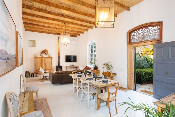 Newly Renovated, Dreamy 3 Bedroom House With Solar - Franschhoek