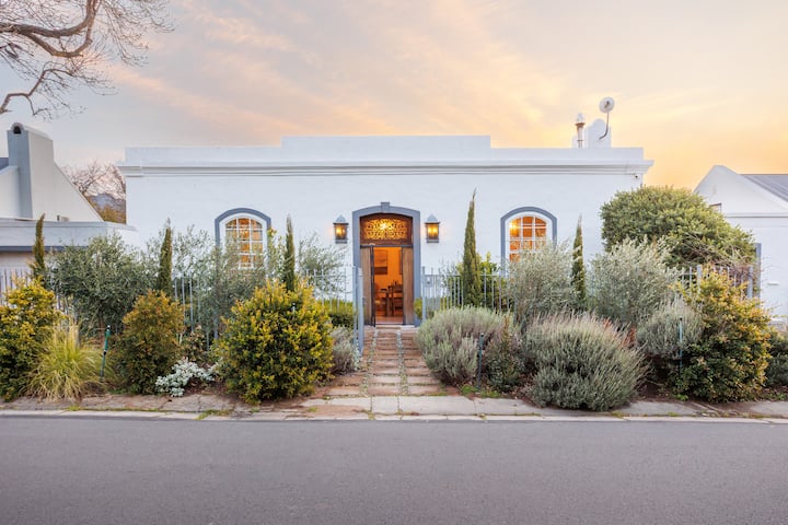 Newly Renovated, Dreamy 3 Bedroom House With Solar - Franschhoek