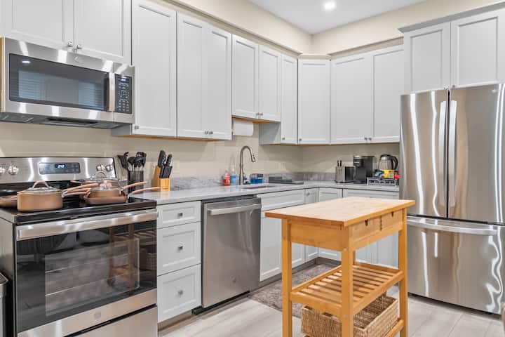 Sleeps 4/king Bed/queen Sofa Bed/king St Metro - Alexandria, VA