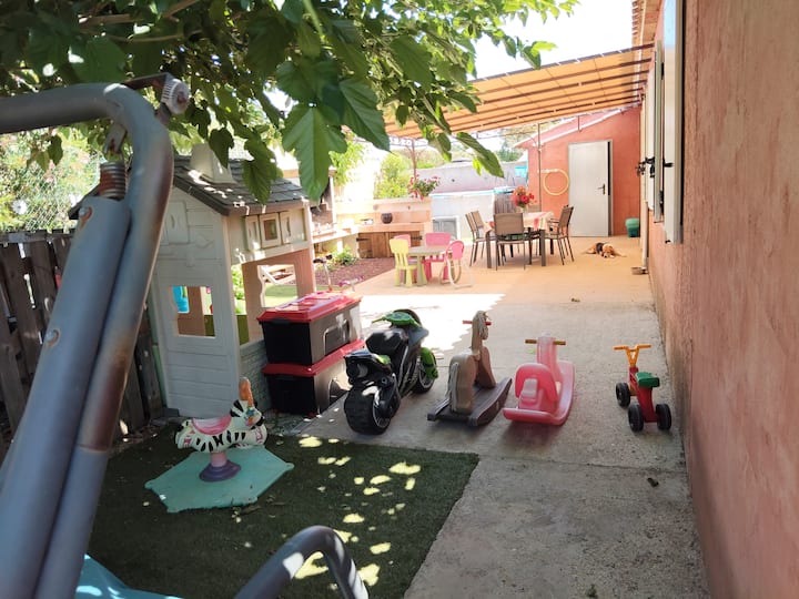 Villa Au Calme, Agréée Assistante Maternelle. - Saint-Gilles, France