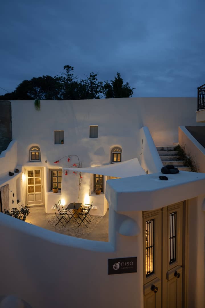 Erato Cave Suite With Indoor Private Jazuzzi - Santorini