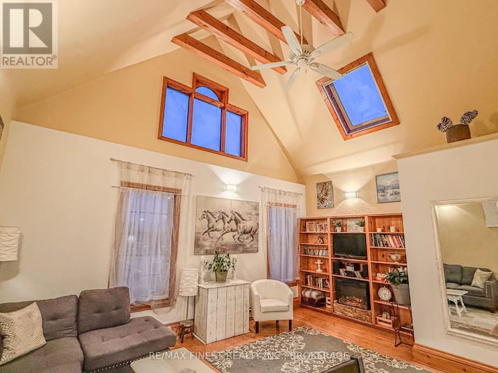 Spacious Downtown Loft - 京斯敦