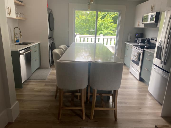 Urban Chic 2 Bedrm Upper Apartment! - Halifax