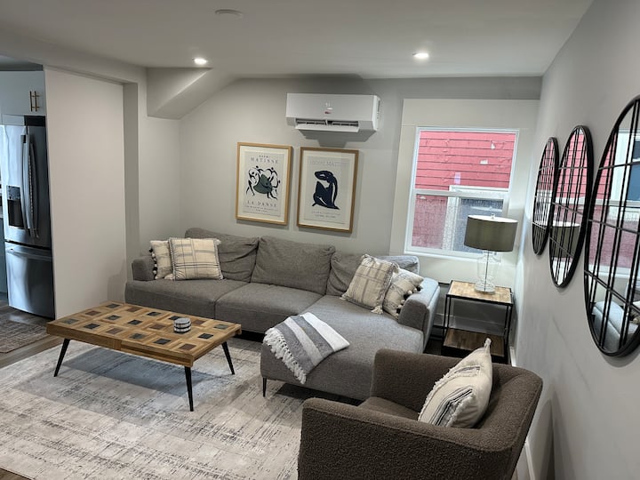 Urban Chic 2 Bedrm Upper Apartment! - Halifax