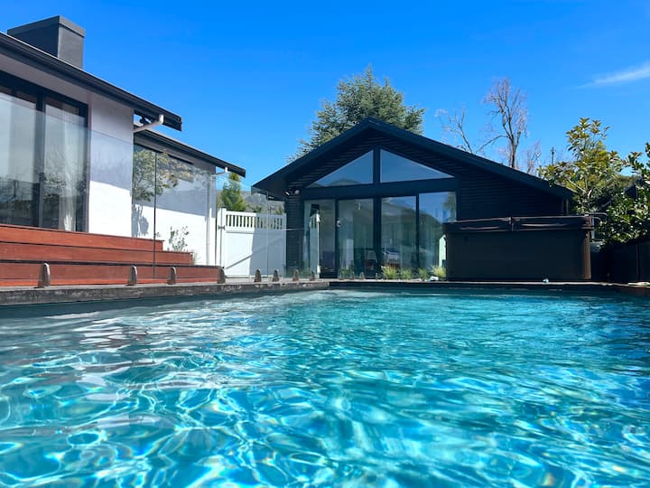 Large Wanaka Family Home With Pool By The Park - Wanaka