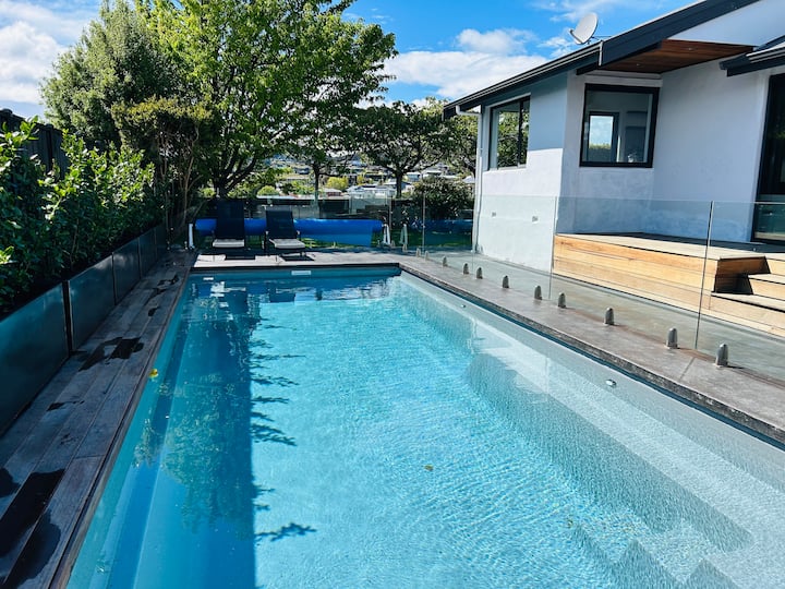 Large Wanaka Family Home With Pool By The Park - Wanaka