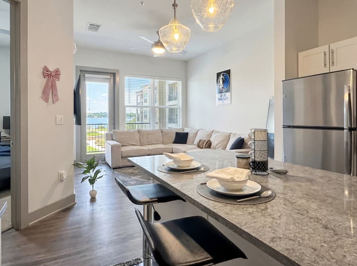 Stunning Lake Views | Steps To Dart Train - Irving, TX