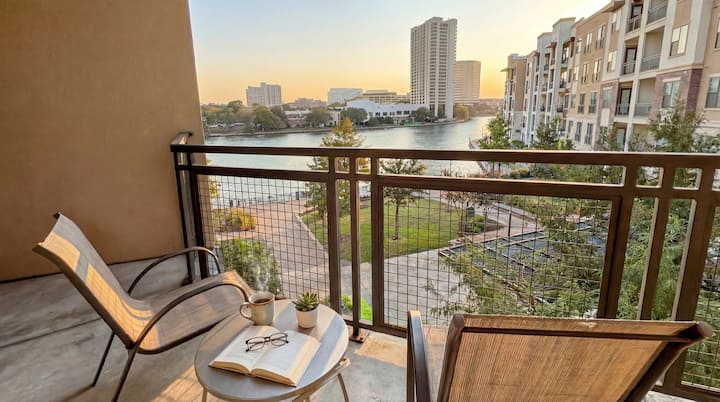 Stunning Lake Views | Dart Train | Gym & Pool - Irving