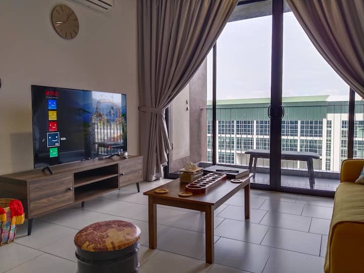 Home-away | Free Netflix | Free Wifi | Work Space - Seri Kembangan