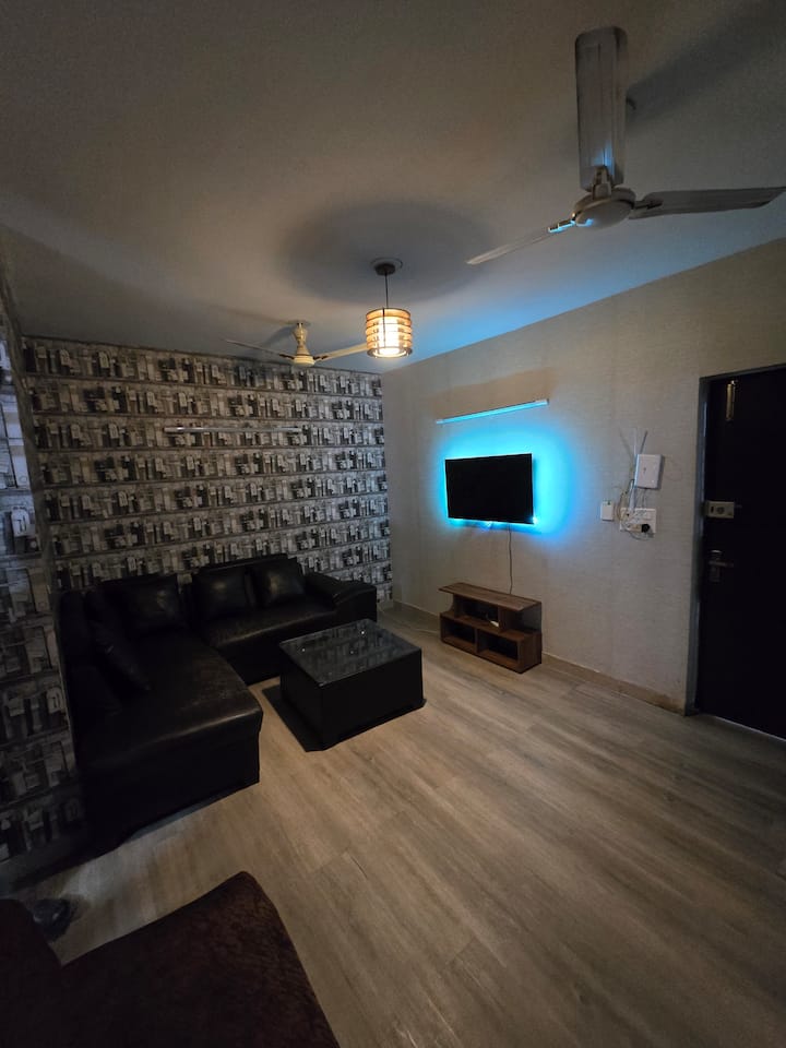 2bhk-55"tv Family/unmarried Couplefriendly Ac Flat - 노이다