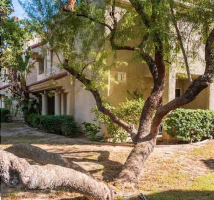Right Off The Main Stretch With Easy Access To All - Palm Springs, CA