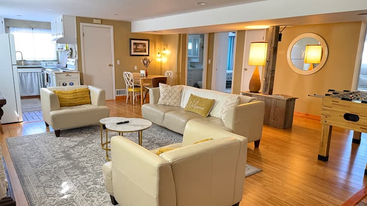 Sunny Suite - Rain Shower, King Bed, No Chores - Arvada, CO