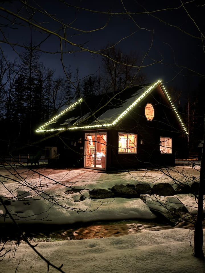 Magical Creekside Cabin - Columbia Falls, MT