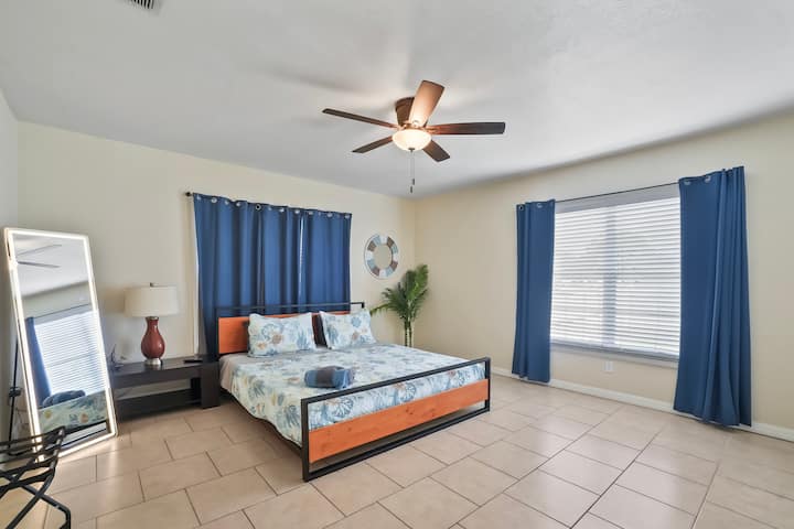 Spacious Tampa Getaway | 2br/1ba Great Location - Tampa, FL