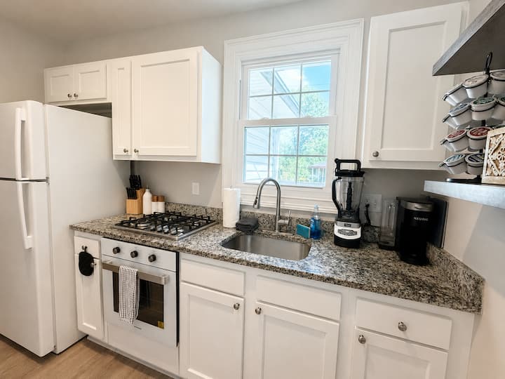 6br Crew House 10 Mn Boeing  Kitchen  8+ Parking - Charleston, SC