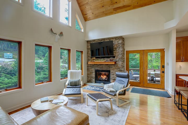 Deck + Scenic Views: Beech Mtn Group Getaway - Beech Mountain, NC