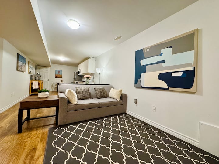 宽敞的国王大床套房配备私人小影院 - Halifax