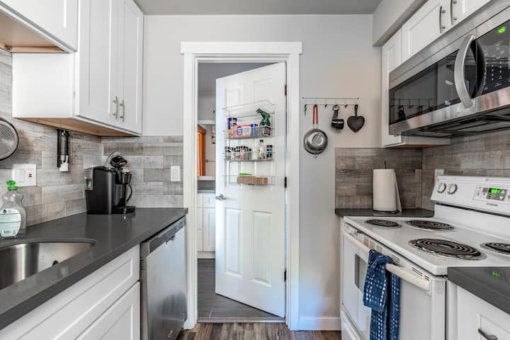 Gorgeous 1br Suite W/ Spectacular Waterfront View - Des Moines, WA